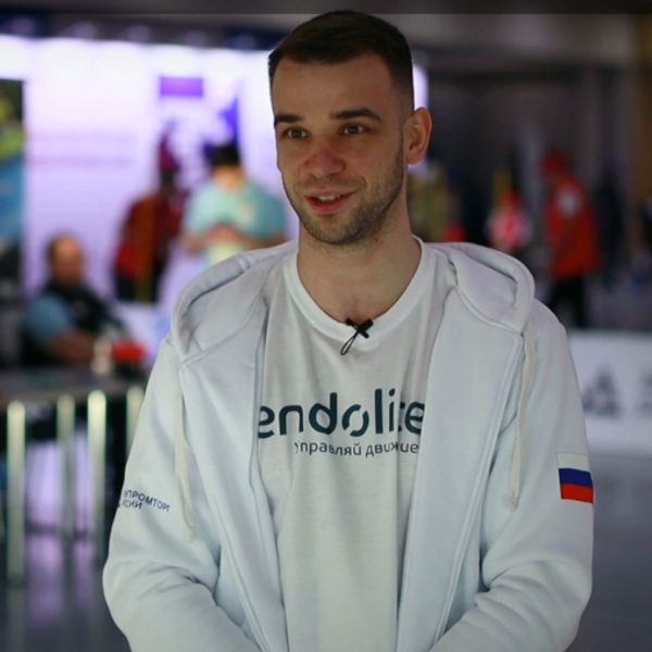 Анжела Макеева, пользователь бионической кисти VINCENTevolution4 - Endolite